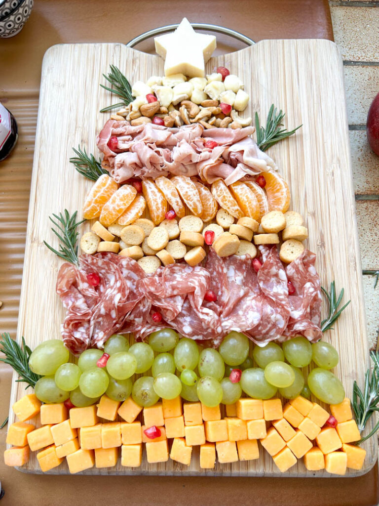 Planche de charcuterie et de fromages festive pour Noël - Marie Food Tips