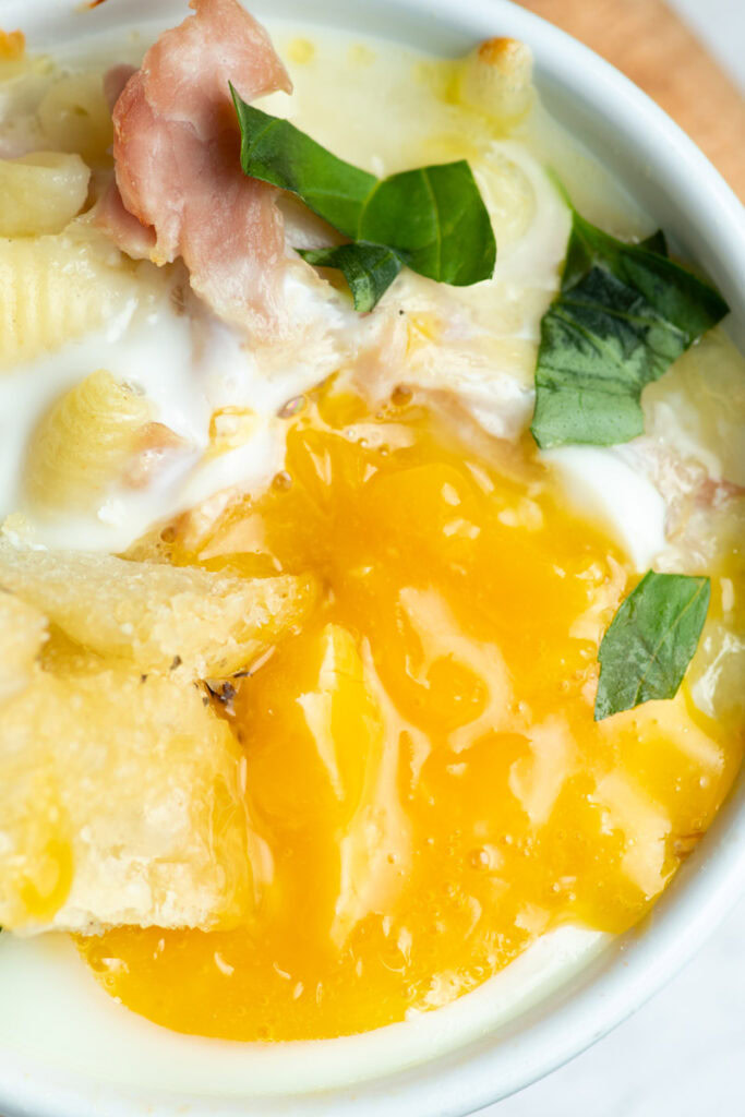 Carbonara-style eggs cocotte (French baked eggs) - Marie Food Tips